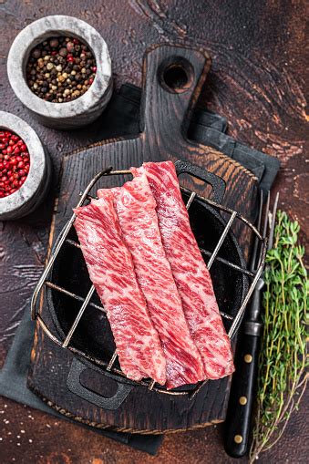 야키니쿠를 위한 그릴에 프리미엄 생 슬라이스 와규 쇠고기 A5 스테이크 일본 음식 어두운 배경 위쪽 보기 검은색에 대한 스톡 사진 및 기타 이미지 Istock