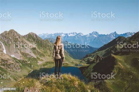산 호수 전망 여행 모험 하이킹 야외 활동적인 건강한 라이프 스타일 여름 휴가 여성 솔로 여행자를 보는 여자 공중 뷰에 대한 스톡 사진 및 기타 이미지 Istock