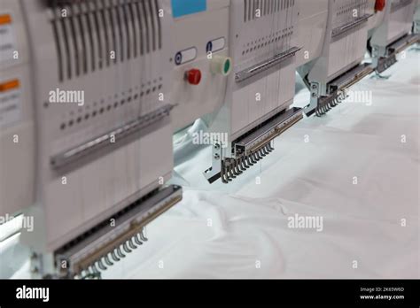 La Broderie à La Machine Est Un Processus De Broderie Par Lequel Une Machine à Coudre Ou à
