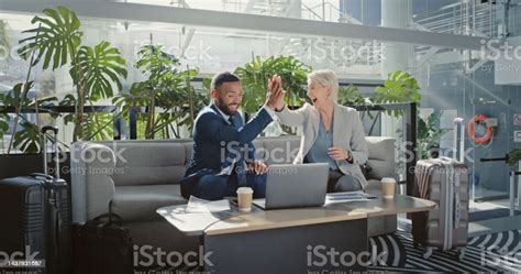 공항 사업가 및 여행 성공을 위한 하이파이브는 지원 협업 및 파트너십을 통해 팀별로 대기실에서 이루어집니다 성공적인 제안에