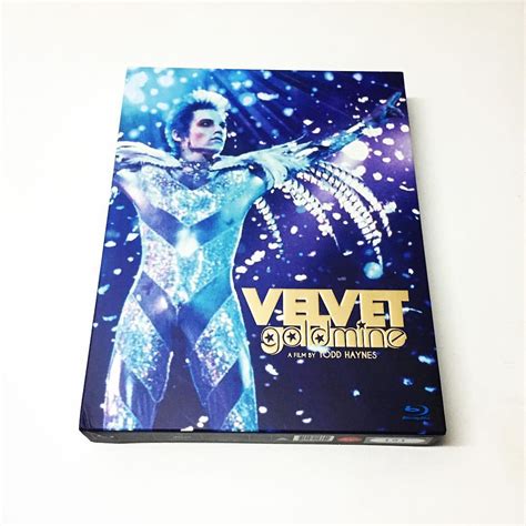 Jung Min 중딩 때 얼터너티브 고딩 때 스래쉬 데스메탈 이었다면 대딩 때는 글램락에 심취했던 시절이 있었다 모든 것의 시작이 이 영화에서부터였다 99년에