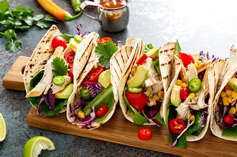 구운 고기 아보카도 신선한 야채 샐러드 소스 살사를 곁들인 치킨 타코 타코에 대한 스톡 사진 및 기타 이미지 타코 닭고기 구운 치킨 Istock