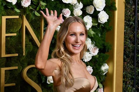 Nikki Glasers Chest Exposed While Singing Taylor Swift Song Backstage