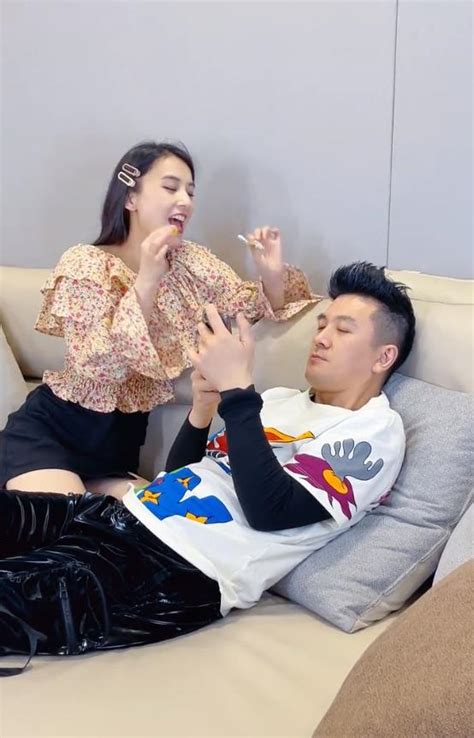 Huang Shengyi And Her Husband Show Affection At Home Their Eyes Are