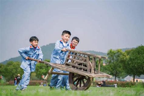 小红军研学体验活动 踏寻红色经典磨练军事意志 训练 训练学生们的意志力忍耐力体会军人摸爬滚打的艰辛经过一番磨练后内心仍有必胜的决心 到达原乡小镇研学基地后所有孩子们统一