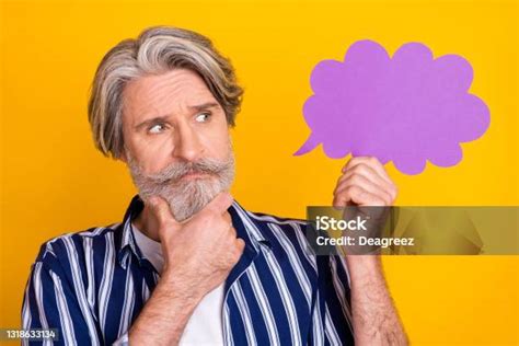 사진 잘생긴 사려 깊은 생각을 가진 성숙한 남자가 노란 색 배경에 고립 된 생각 연설 거품을 개최 성년 남자에 대한 스톡 사진 및 기타 이미지 Istock