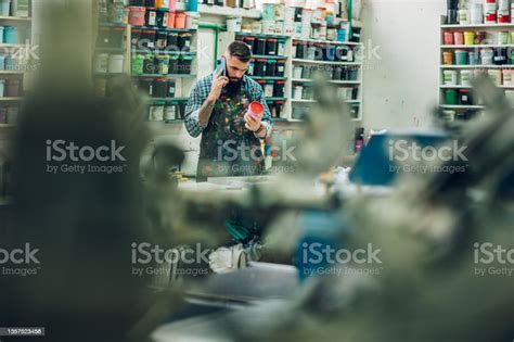 워크숍에서 스크린 인쇄 및 스마트 폰 사용으로 색상을 혼합하는 남성 작업자 30 34세에 대한 스톡 사진 및 기타 이미지 30 34세 Brand Name Smart