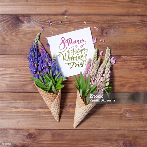 8 3 월입니다 행복 한 여성의 날 핑크와 파란색 루피 너 스 꽃 카드 International Womens Day에 대한 스톡