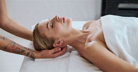 우아한 금발 백인 여성의 측면 보기 초상화를 닫고 수건에 누워 리조트의 스파 트리트먼트 아로마 테라피에서 휴식을 취합니다 사진 Unsplash의 휴식 이미지