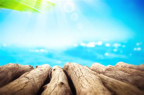 복사 공간 빈 오래된 나무 테이블 추상적 인 배경에 보케 태양 빛 파도와 야자수와 열대 해변을 흐리게 자연에서 제품 프리젠 테이션 빈티지 톤 필터 효과 색상 스타일입니다 0