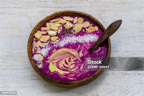 용 과일 아보카도 아몬드 플레이크 코코넛 칩 및 치아 씨드가 들어 있는 레드 스무디를 아침 식사와 함께 닫습니다 건강 한 식습관