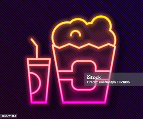 빛나는 네온 라인 팝콘은 골판지 상자에 담겨 있고 종이 유리잔에는 빨대와 물 아이콘이 검은색 배경에 분리되어 있다 소다 음료 유리 벡터 3차원 형태에 대한 스톡 벡터 아트