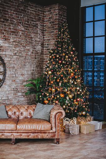 소파와 금색과 노란색 색상의 장식 크리스마스 트리와 인테리어 메리 크리스마스와 새해 복 세요 0명에 대한 스톡 사진 및 기타 이미지 Istock