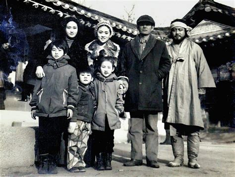 정욱 오늘 어머니랑 이런저런 옛이야기를 나누는데 그간 내가 몰랐던 놀라운 사실을 알게됐다 어머니가 대학시절 연극을