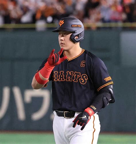 ＜巨・広＞8回、岡本和は同点適時打を放つ （撮影・西川祐介） ― スポニチ Sponichi Annex 野球