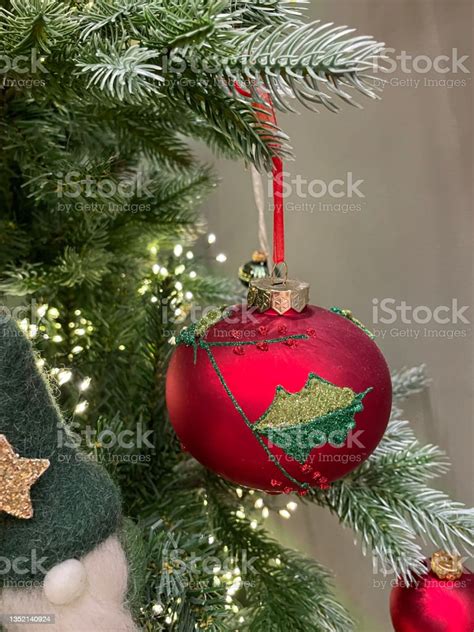 인공 크리스마스 나무 가지 가문비 나무 바늘 흐린 흰색 요정 조명 배경에 매달려 반짝이로 장식 된 개별 빨간 장식의 클로즈업 이미지 0명에 대한 스톡 사진 및 기타 이미지