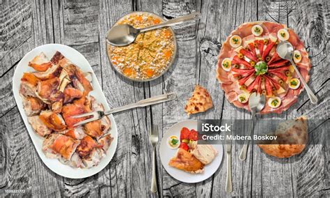 미식가의 접시 하나 가득 갓 구운된 돼지 고기 슬라이스 및 국내 발효 된 Flatbread와 짭짤한 요리 Meze 오래 된 풍 화 매듭이 파인 우드 피크닉 테이블에 설정