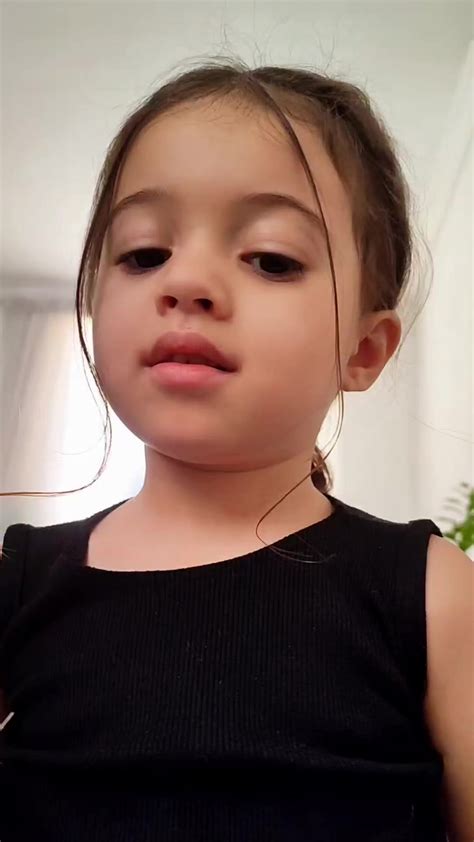 کلیپ بامزه دختر بچه اگه منو فالو داری یا سلیقت قشنگه یا خودت قشنگی