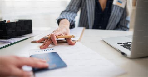 우크라이나 여성이 망명 센터에서 양식을 작성하는 것을 돕는 고위 여성 자원 봉사자 사진 Unsplash의 금융 이미지