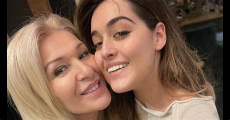 Бременността й отива Дъщерята на Гала публикува сладки снимки с наедряло коремче СНИМКИ