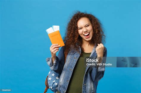 데님 옷에 젊은 아프리카계 미국인 소녀 십 대 학생 배낭 홀드 패스 파란색 벽 배경 스튜디오 초상화에 고립 고등학교 대학 대학 개념에서 교육 복사 공간을 모의 합니다 가방에