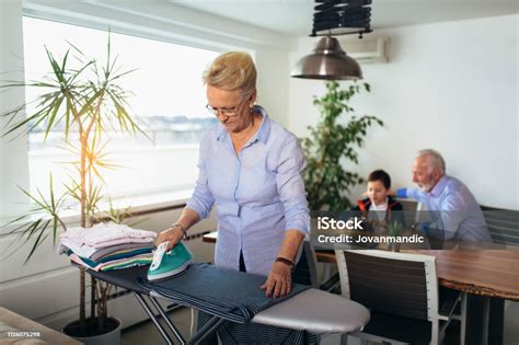 할머니의 다림 질 옷 그리고 할아버지 집에서 그의 손자와 함께 재생 됩니다 6 7 살에 대한 스톡 사진 및 기타 이미지 6 7 살 가사 집안일 노인 Istock