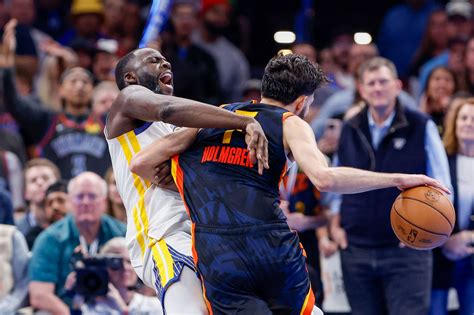 코트 위 ‘상습 폭행 드레이먼드 그린 결국 무기한 출장 정지