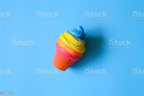 파란색 배경에 여러 가지 빛깔의 아이스크림의 형태로 안티 스트레스 Squishy 장난감 텍스트 공간 0명에 대한 스톡 사진 및 기타 이미지 Istock
