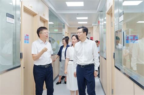 温州医科大学党委书记金焕民走访慰问我院李校堃院士及团队 温州医科大学药学院