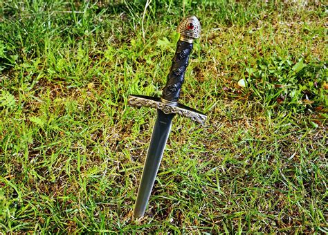 Weaponknifedaggersymbolgrass Free Image From