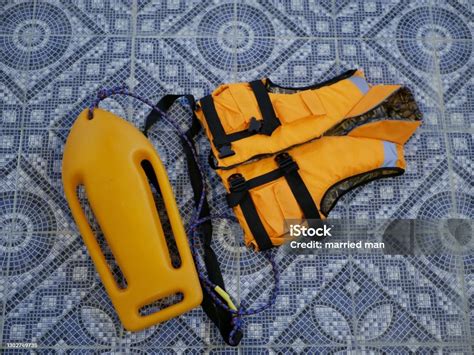 수영장 바닥에 인명 구조에 대한 오렌지 구명 조끼와 오렌지 플라스틱 구조 어뢰 부표 수영 시 안전 규정 준수 0명에 대한 스톡 사진 및 기타 이미지 Istock