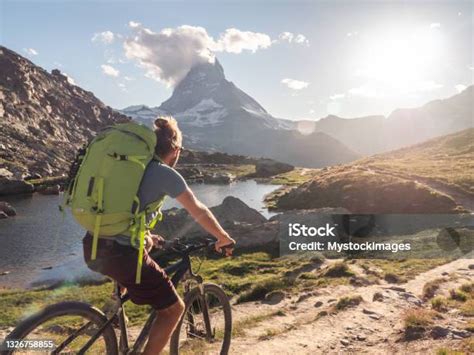마테호른 산 아래 리펠스 호수를 따라 자전거를 타는 남자 산악 자전거 타는 사람 두발자전거에 대한 스톡 사진 및 기타 이미지 두발자전거 발레 주 30 34세 Istock