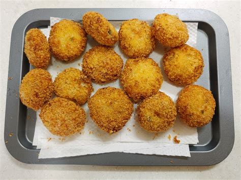 감자크로켓 감자의 고소함과 채소들로 꽉 찬 바삭한 튀김 요리