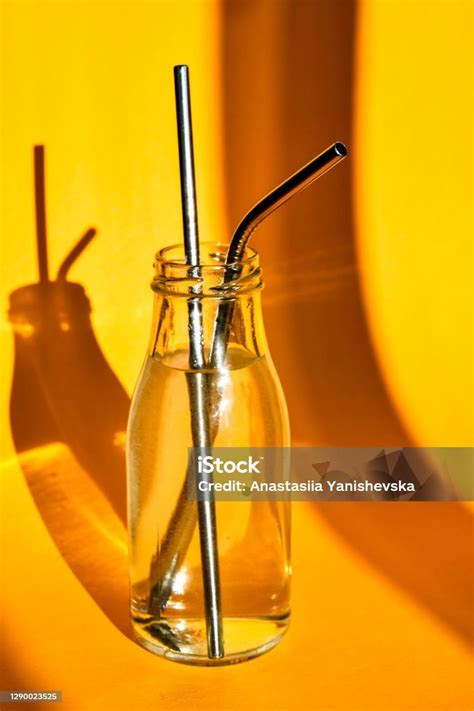 노란 배경에 물이있는 유리 병에 재사용 가능한 금속 빨대 스테인레스 스틸 친환경 음주 짚 세트 폐기물이 없습니다 플라스틱 프리 0명에 대한 스톡 사진 및 기타 이미지