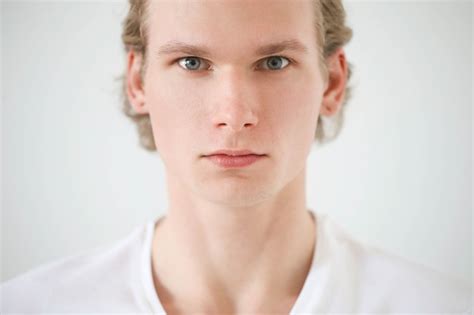 Chico Con Cabello Rubio Y Camisa Blanca Foto Gratis