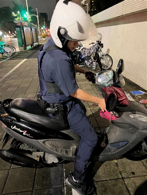 老婦找無機車鑰匙又遇大雨無法返家 凱旋暖警助返家 臺灣導報