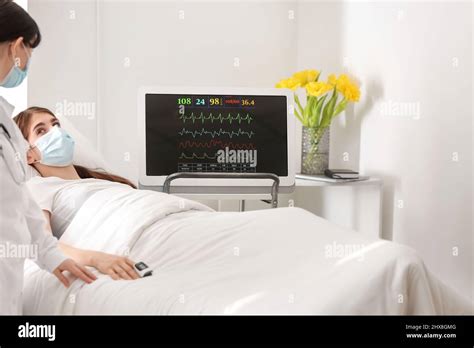 Doctor Measuring Oxygen Saturation Level Of Woman Blood In Clinic Stock Photo Alamy