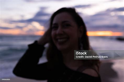 황혼 무렵에 웃고 있는 백인 성인 여성의 모션 블러 이미지 30 39세에 대한 스톡 사진 및 기타 이미지 30 39세 35 39세 구름 Istock