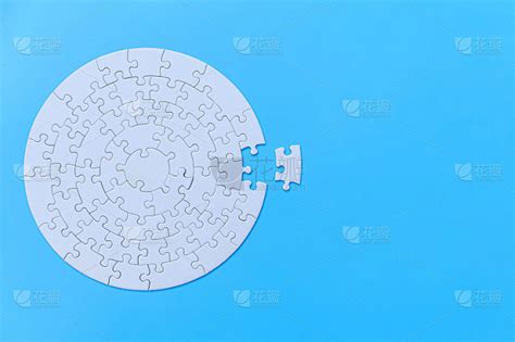 蓝色背景上的白色拼图完成最后的任务丢失拼图碎片和丢失一块拼图的业务概念