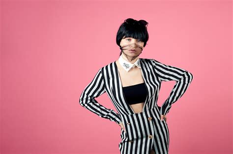 코로나바이러스 발병 시 트렌디한 패션 의상을 입은 젊은 여성 보호형 세련 된 얼굴 마스크와 안경 등 스타일 룩 스튜디오 샷