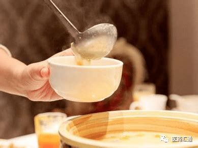 吃饭时这样喝水问题太大啦怪不得你的胃不好 食物