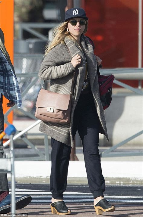 صور سكارليت جوهانسون تواجه الحر بملابس شتوية