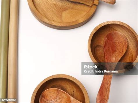 숟가락 그릇 흰색 고립 된 배경에 촬영 골동품 나무 식기의 그룹 나무 숟가락에 대한 스톡 사진 및 기타 이미지 나무 숟가락 원형 0명 Istock