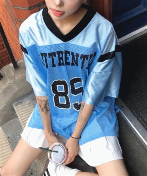 심플리 블록코어룩 스포티 프린팅 브이넥 져지 캐주얼 반팔 티셔츠