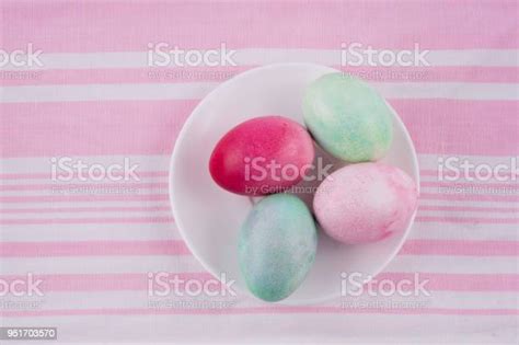 4 색 그린 흰 접시와 줄무늬 핑크 화이트 식탁보에 부활절 달걀 휴일 부활절 인사 카드 포스터 벽지 냅킨에 대한 스톡 사진 및 기타 이미지 Istock