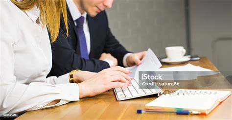 결과를 보여주는 차트와 그래프를 논의하는 비즈니스 인 개선에 대한 스톡 사진 및 기타 이미지 개선 그래프 금융 Istock