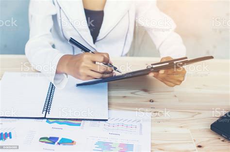 데이터 차트가 있는 랩톱 컴퓨터에서 작업 하는 사업가의 손 경제에 대한 스톡 사진 및 기타 이미지 경제 그래프 금융 Istock