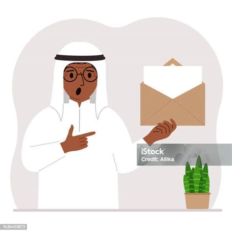 편지가 적힌 봉투를 든 남자 텍스트 템플릿에 대한 빈 용지 시트입니다 메일 개념 메시지 알림 초대 보내기 놀라움에 대한 스톡