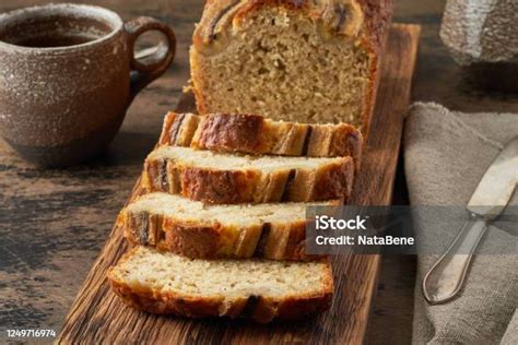 바나나 빵 바나나 전통 미국 요리와 케이크 덩어리 조각 어두운 배경 0명에 대한 스톡 사진 및 기타 이미지 0명 가을 건강한 식생활 Istock