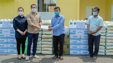 ឯកឧត្តម ជា សុមេធី អភិបាលខេត្ត និងលោកជំទាវ បាននាំនូវអំណោយ និងសម្ភារៈមួយចំនួន